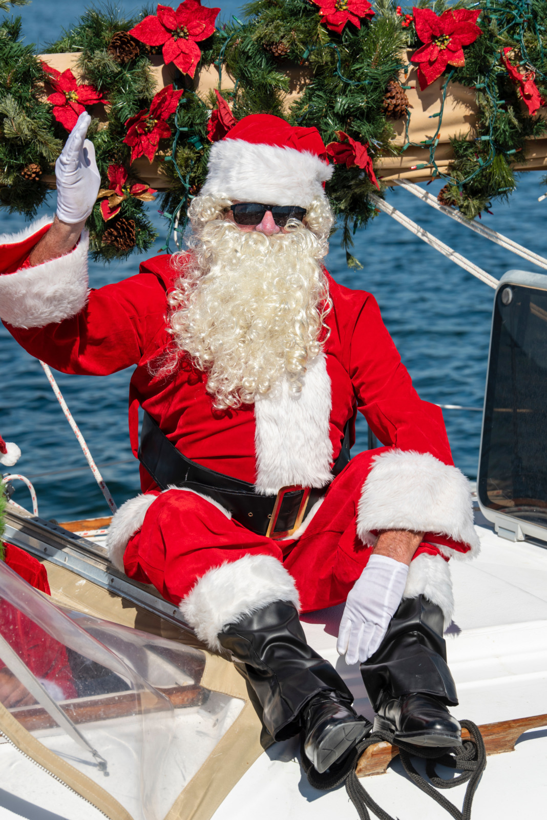 IN PICTURES: SANTA SAILS TO SHORES OF KEY LARGO FOR FAMILY PICTURES