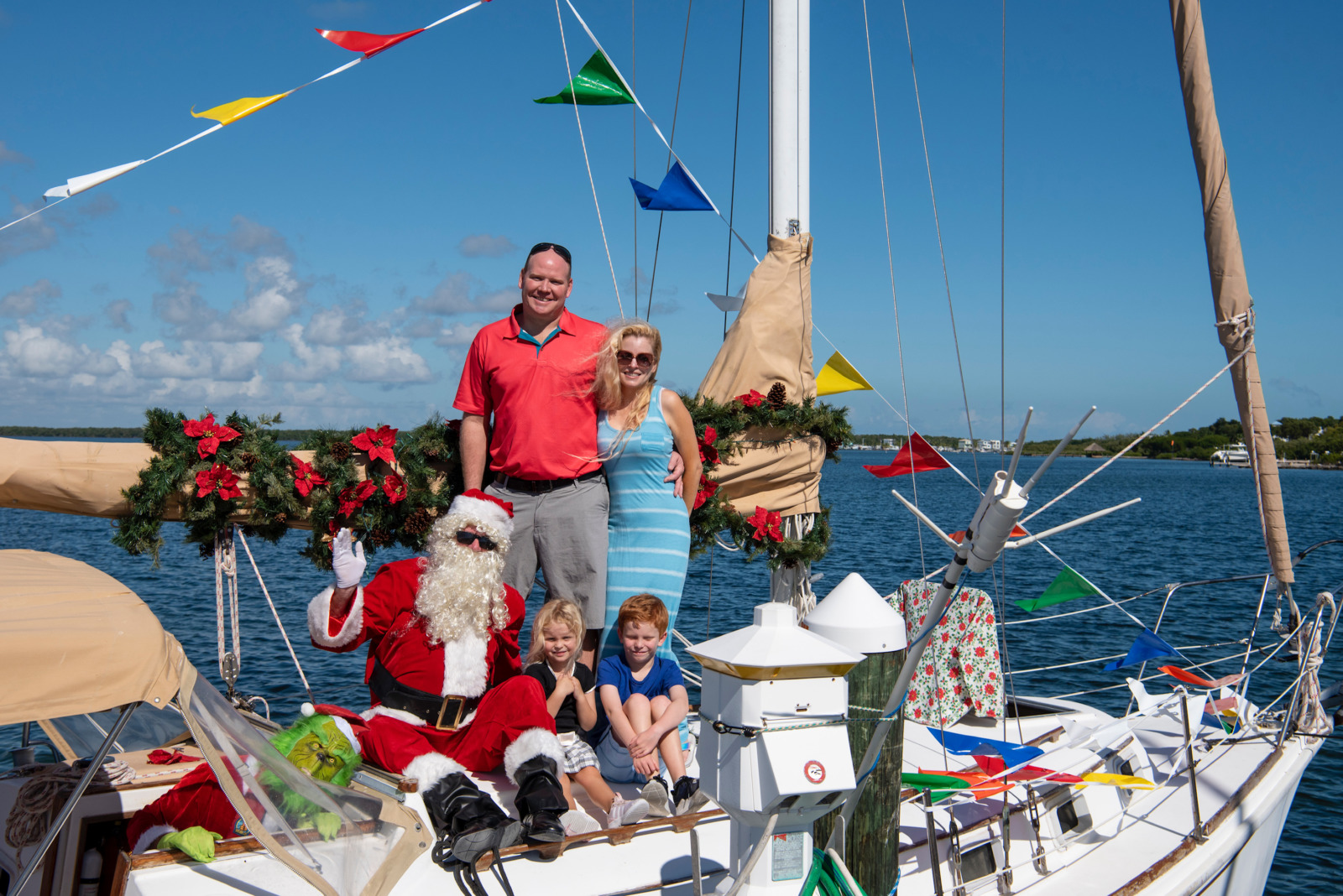 IN PICTURES: SANTA SAILS TO SHORES OF KEY LARGO FOR FAMILY PICTURES ...